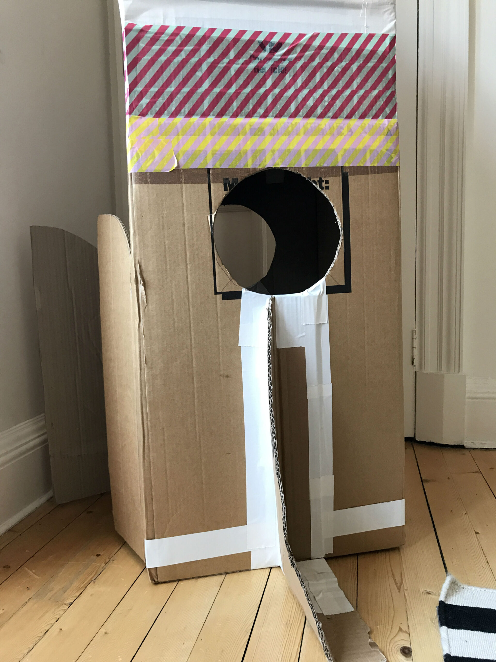 cardboard rocket – window – The Bear & The Fox