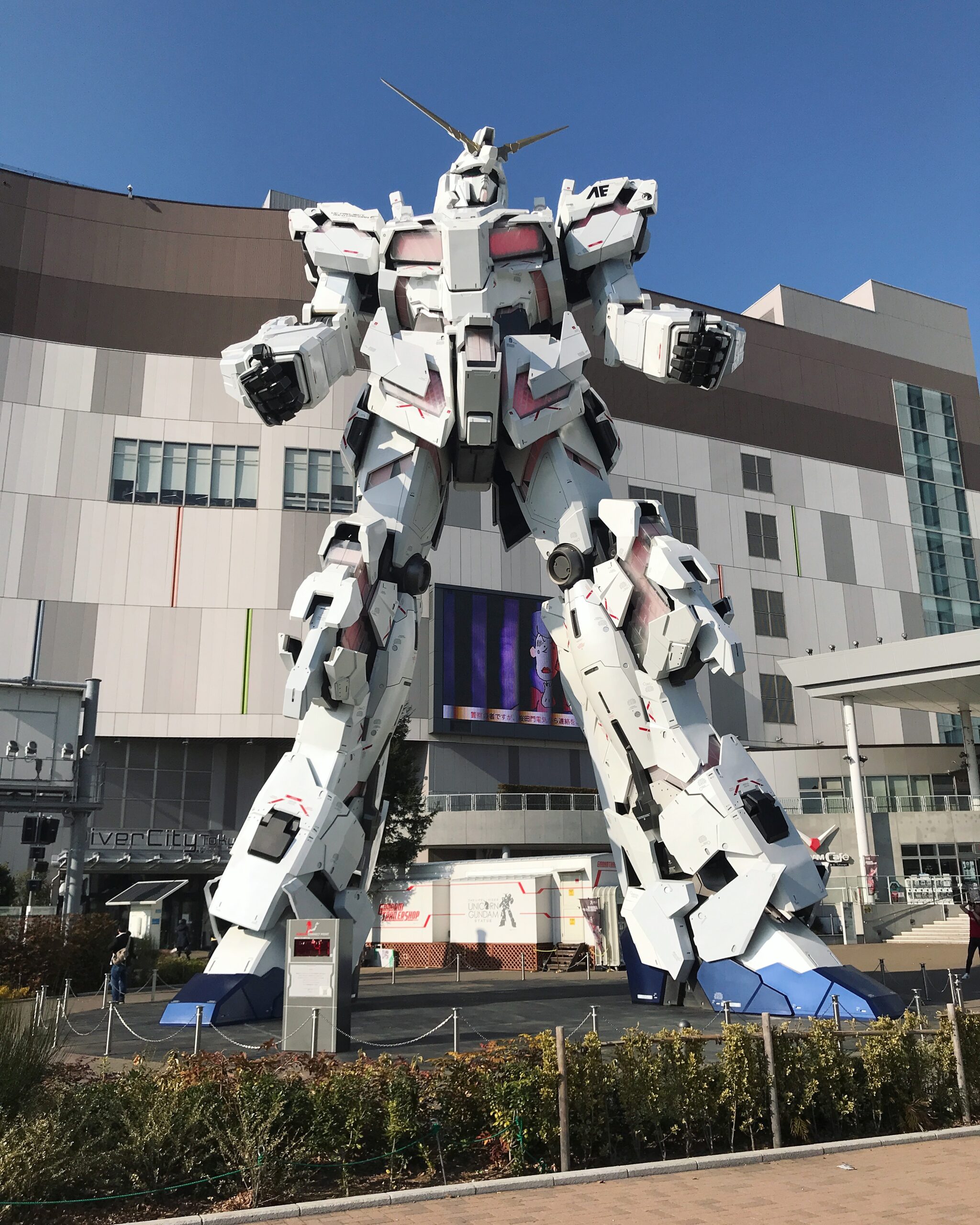 Odiba Gundam – The Bear & The Fox