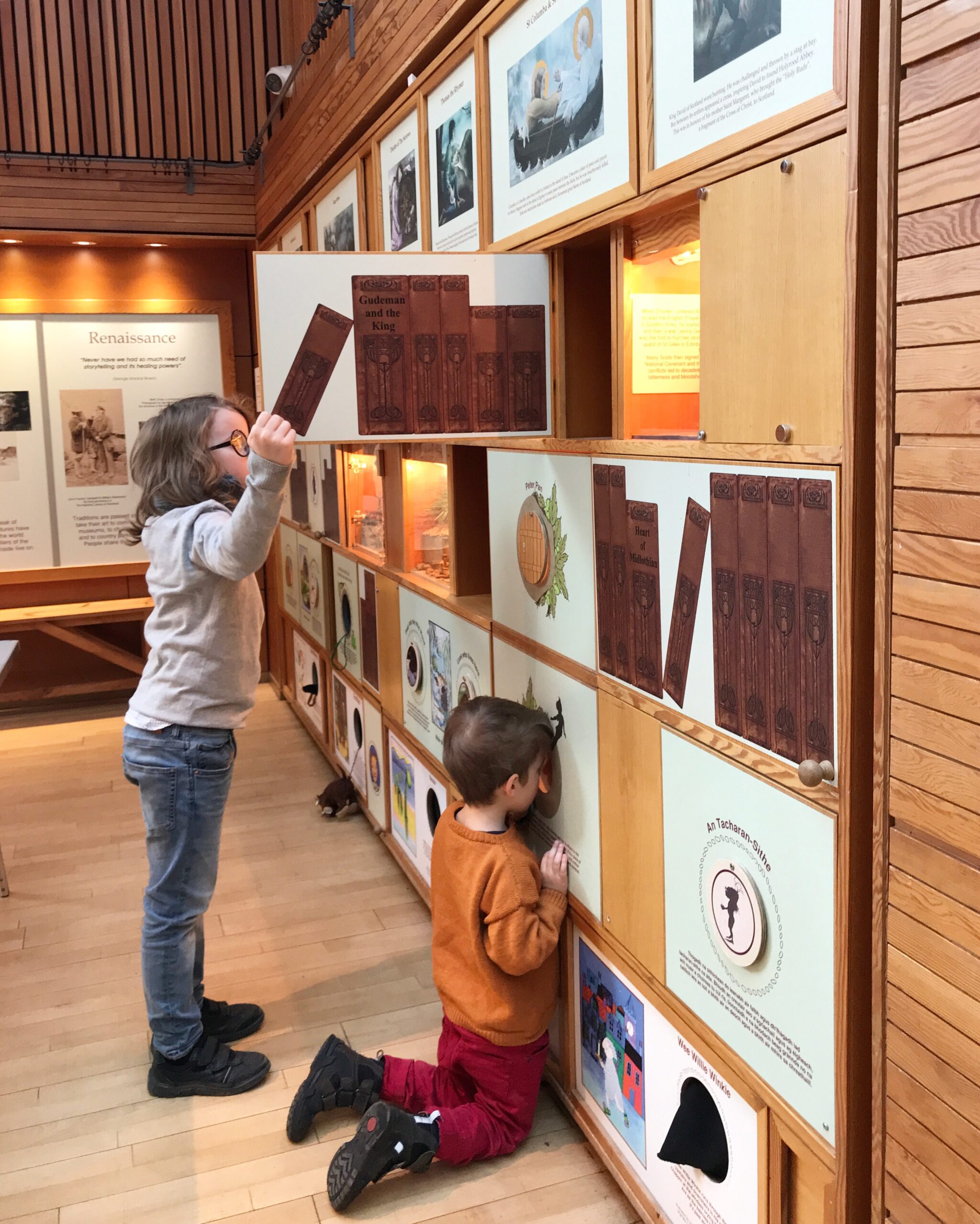 Storytelling Centre Story Wall – The Bear & The Fox