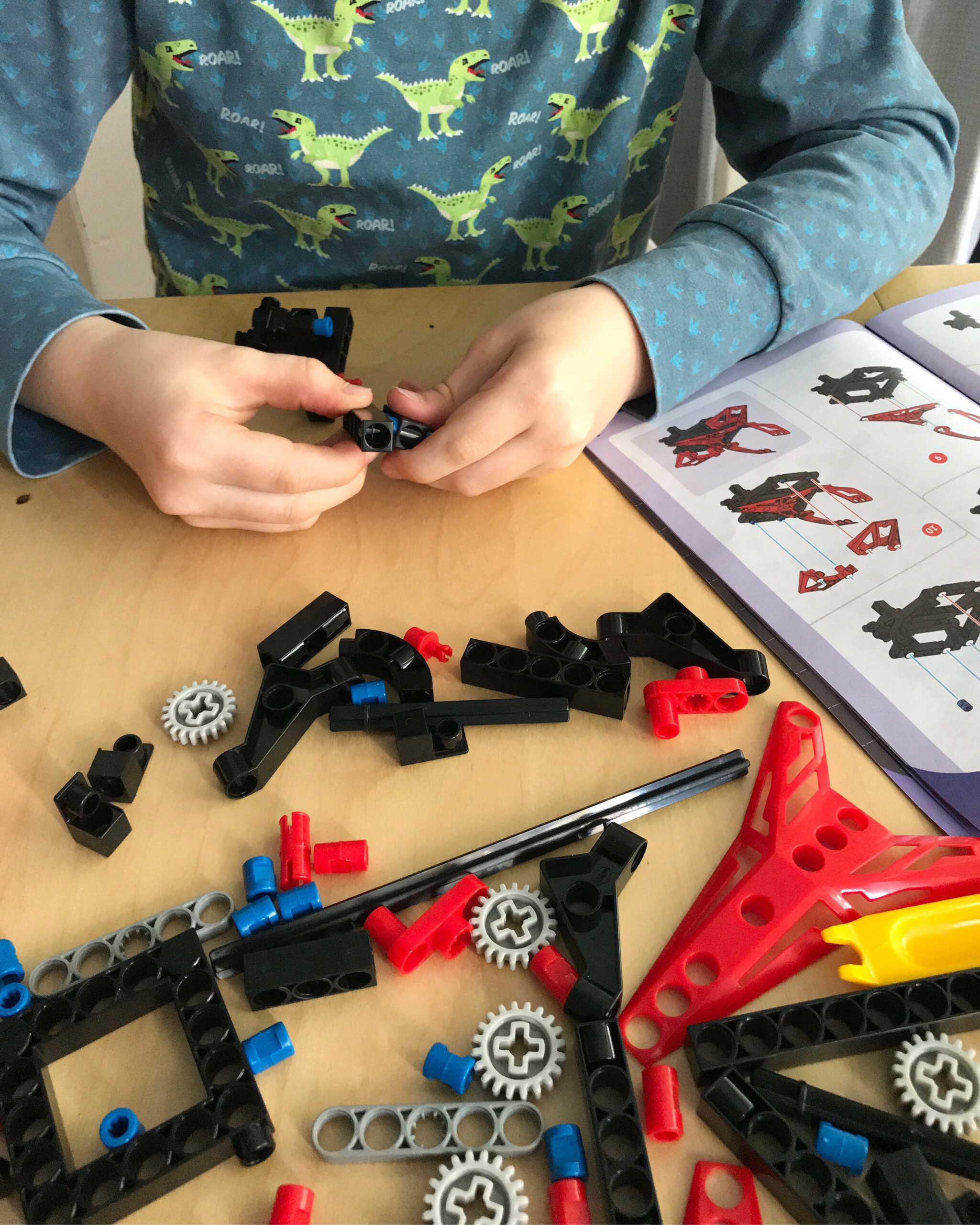 Thames Kosmos Engineering Makerspace New Build – The Bear & The Fox