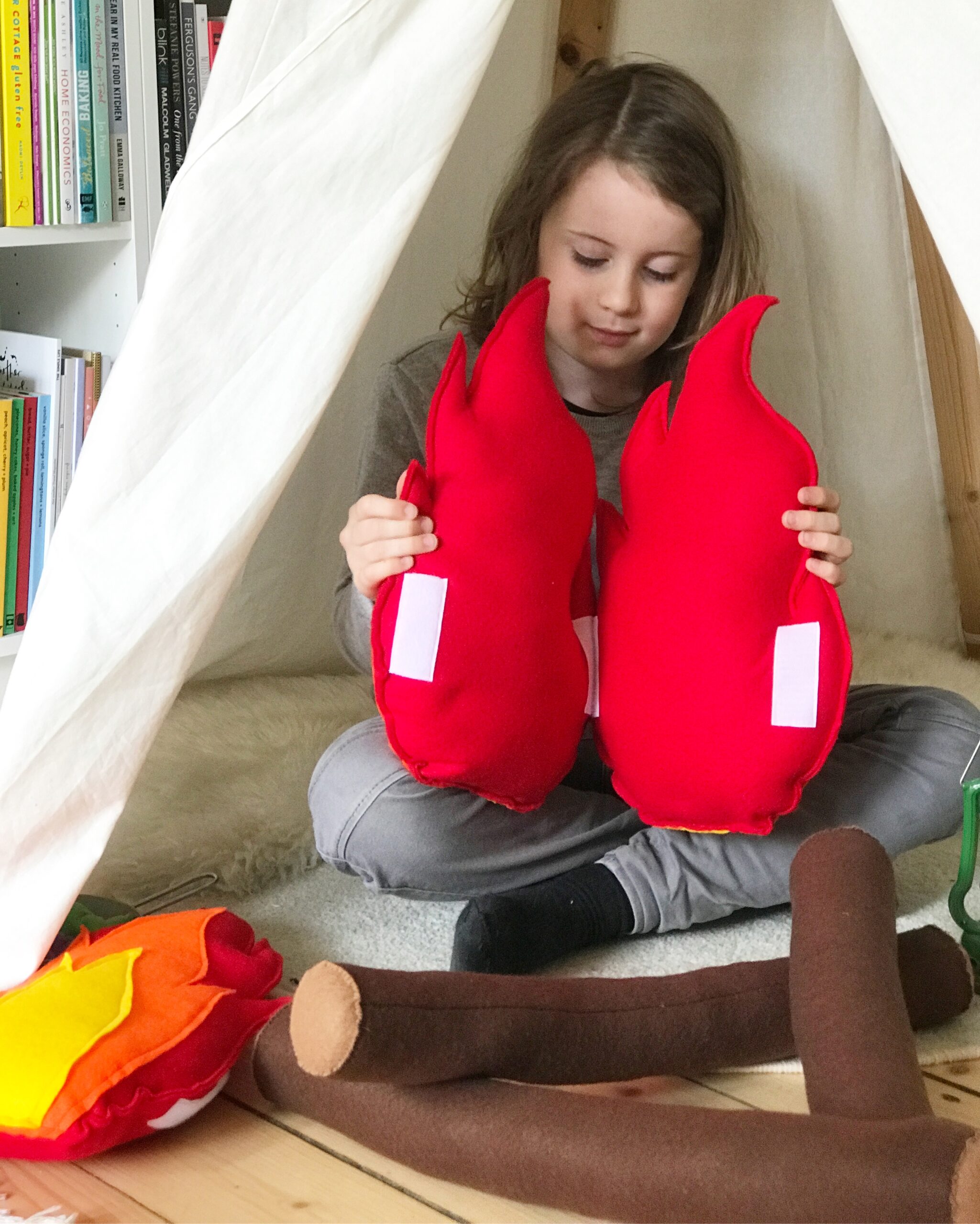 DIY Felt Campfire assembling the flames – The Bear & The Fox