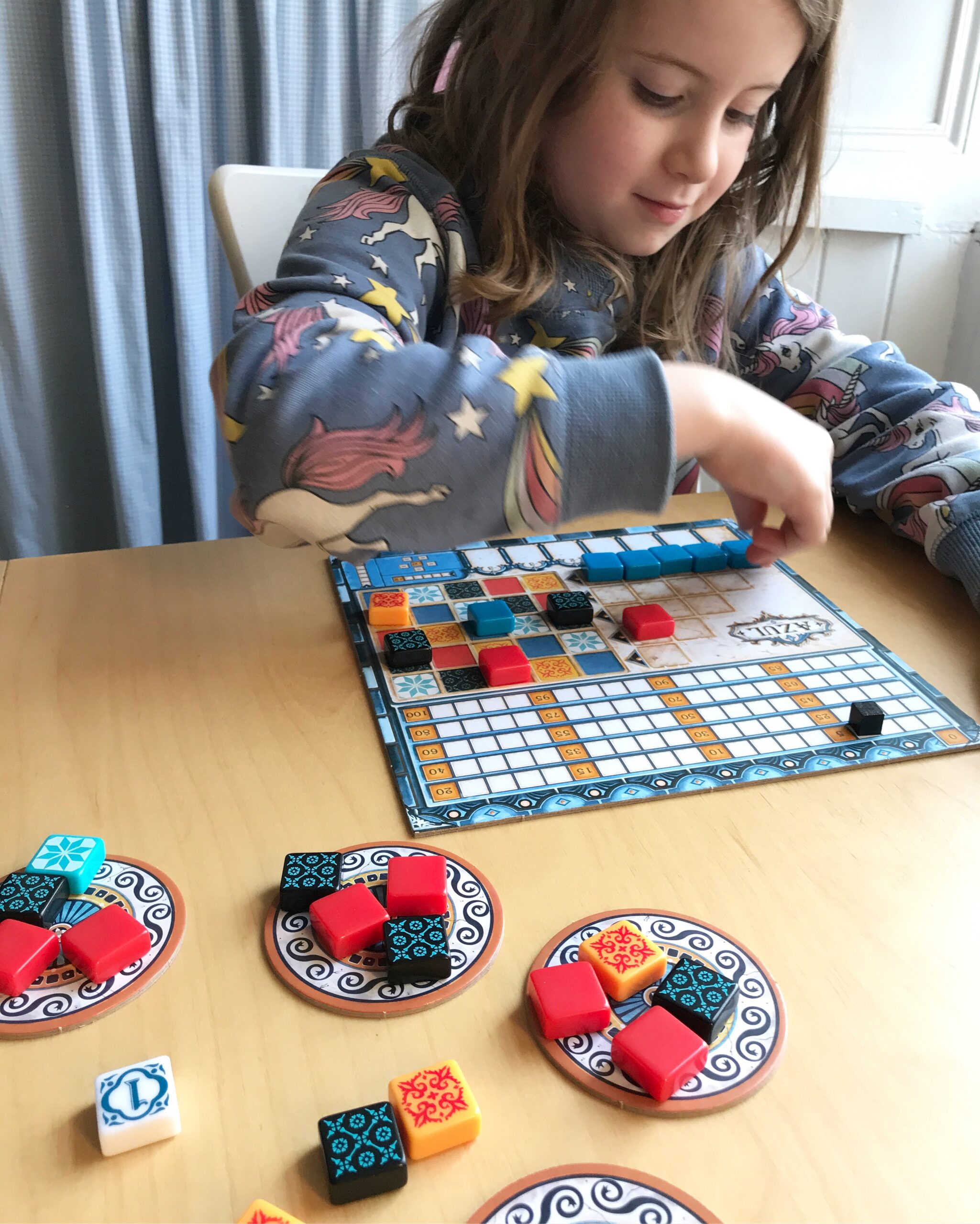 Azul board game laying tiles – The Bear & The Fox