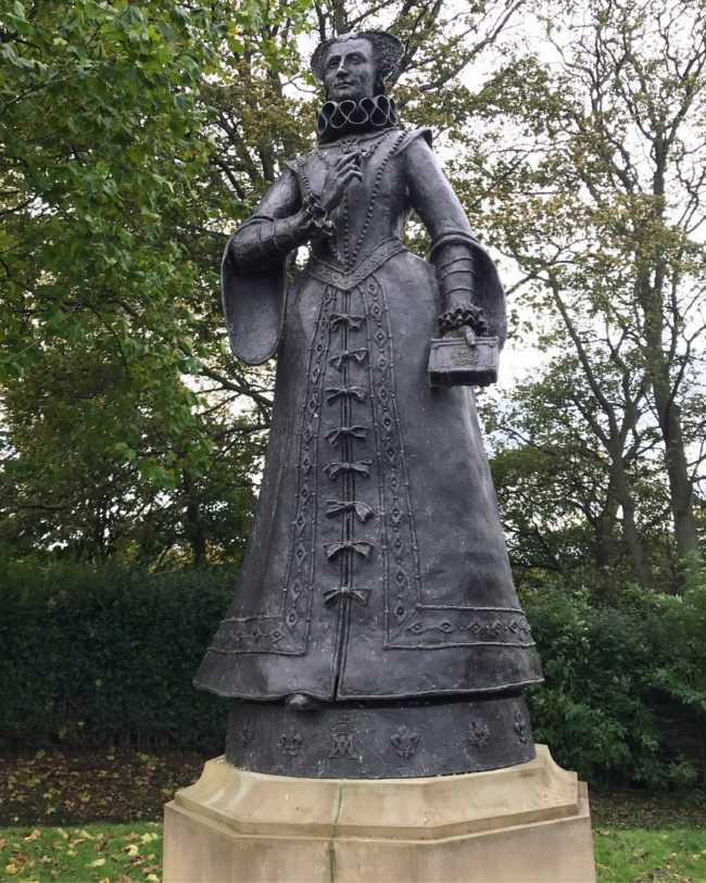 Linlithgow Palace Mary Queen of Scots Statue – The Bear & The Fox