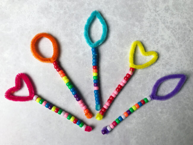 DIY Pipe Cleaner Bubble Wands – The Bear & The Fox