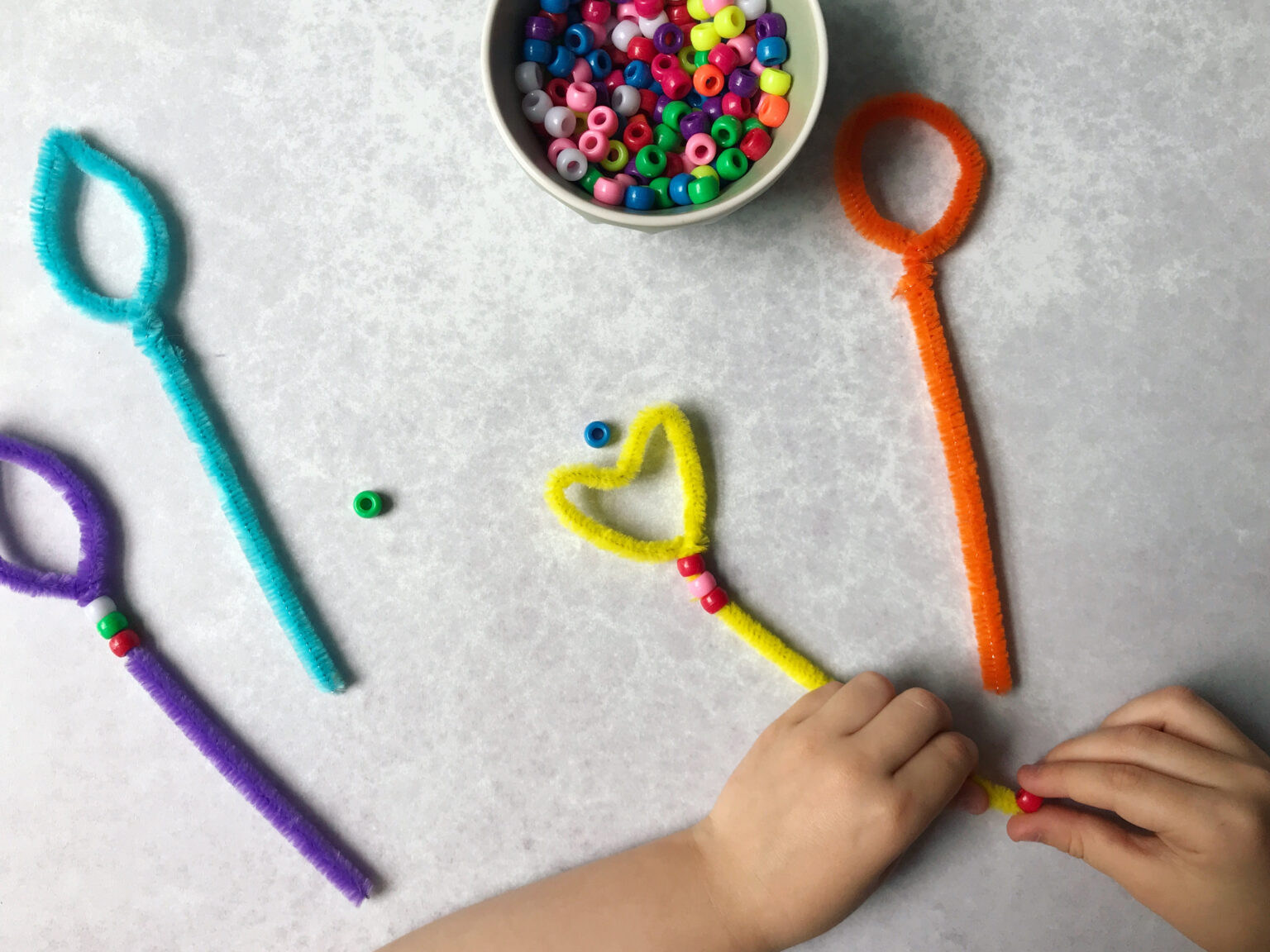 DIY Pipe Cleaner Bubble Wands – The Bear & The Fox