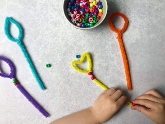 DIY Pipe Cleaner Bubble Wands – The Bear & The Fox