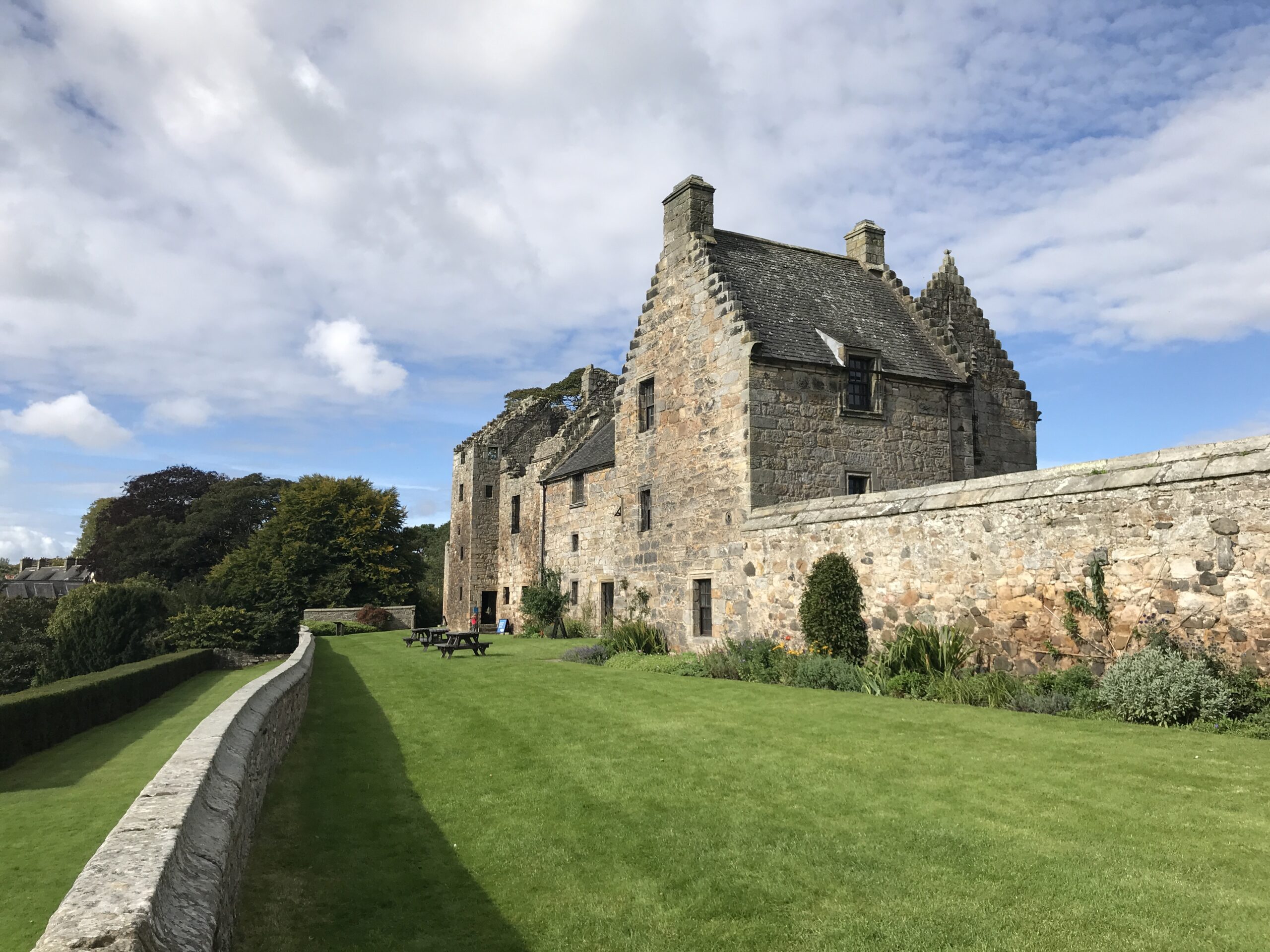 {Scotland} Aberdour Castle & Gardens – The Bear & The Fox
